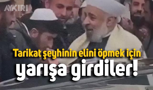 Haznevi Tarikatı liderinin elini öpmek için birbirlerini ezdiler ... Haznevi Tarikatı liderinin elini öpmek için birbirlerini ezdiler ...