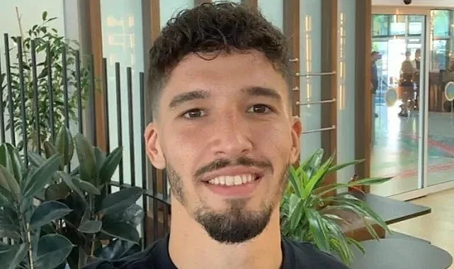 Manchester United’a transfer olan Altay Bayındır’ı, Ali Koç uğurladı ... Manchester United’a transfer olan Altay Bayındır’ı, Ali Koç uğurladı ...